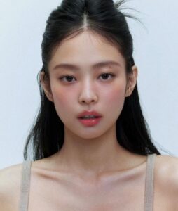 韓国でナチュラルな“垢ぬけ眉”が人気爆発！ NewJeansやBLACKPINKも実践の「ナチュラル眉」のメリットやポイント、さらには作りかたまで、たっぷりご紹介 - OdiOdi